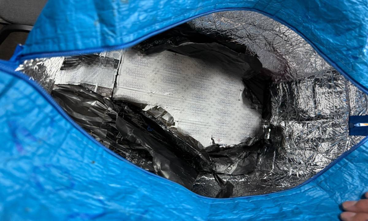 FOTO: Bunuri accizabile ascunse şi nedeclarate descoperite în PTF Oancea