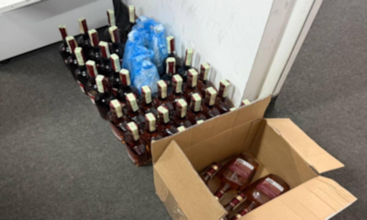 FOTO: Bunuri accizabile ascunse şi nedeclarate descoperite în PTF Oancea